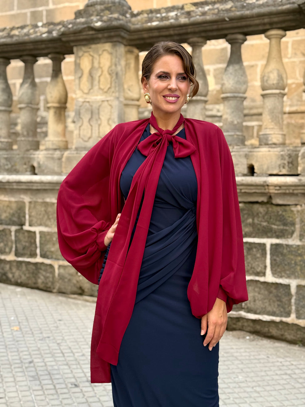 Capa Gasa con Manguitos Granate – La Boutique de los Eventos