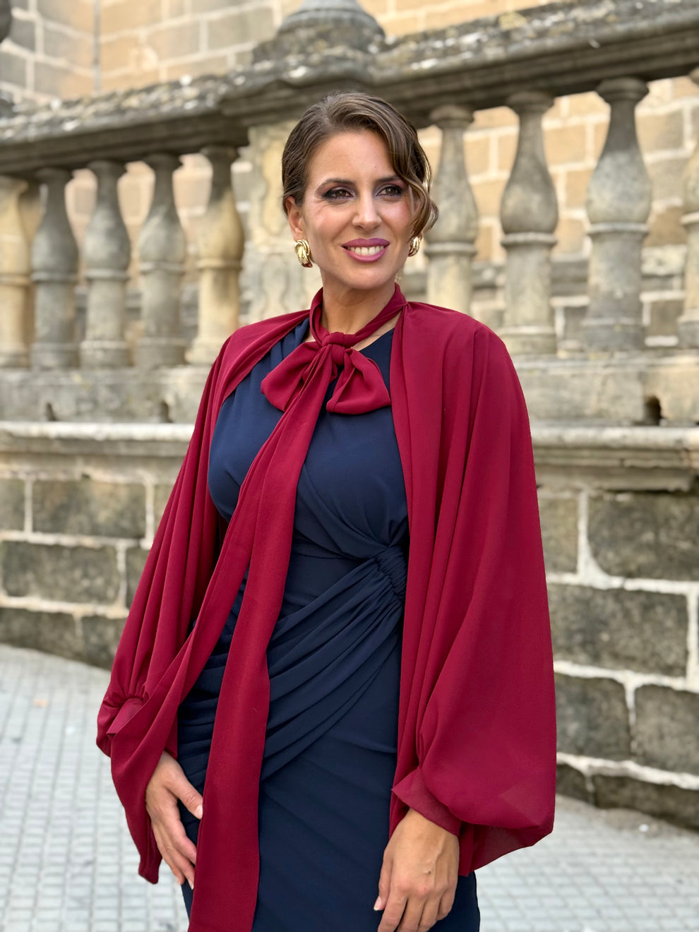 Capa Gasa con Manguitos Granate – La Boutique de los Eventos